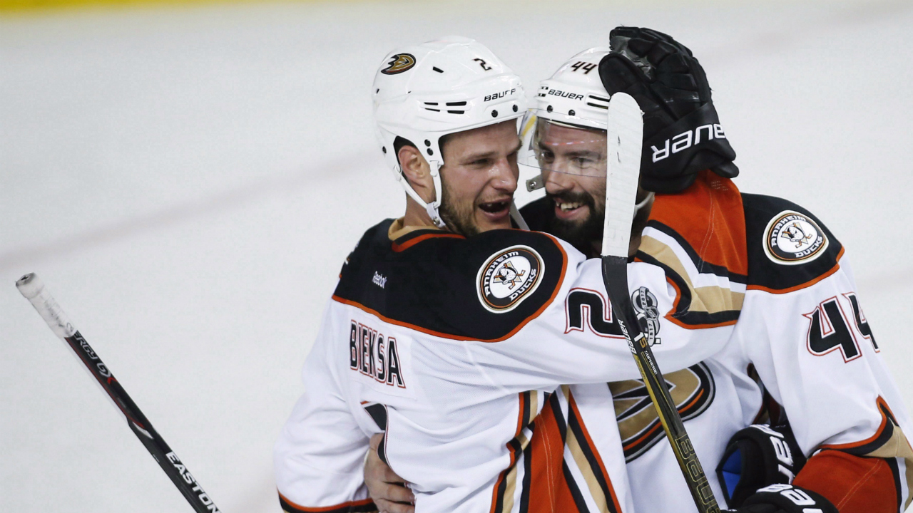 Kevin Bieksa returns to Ducks lineup for Game 4 | 15 Minute News